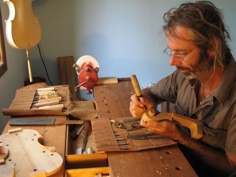 Exhibition: Works of art carved from fallen trees at botanic gardens