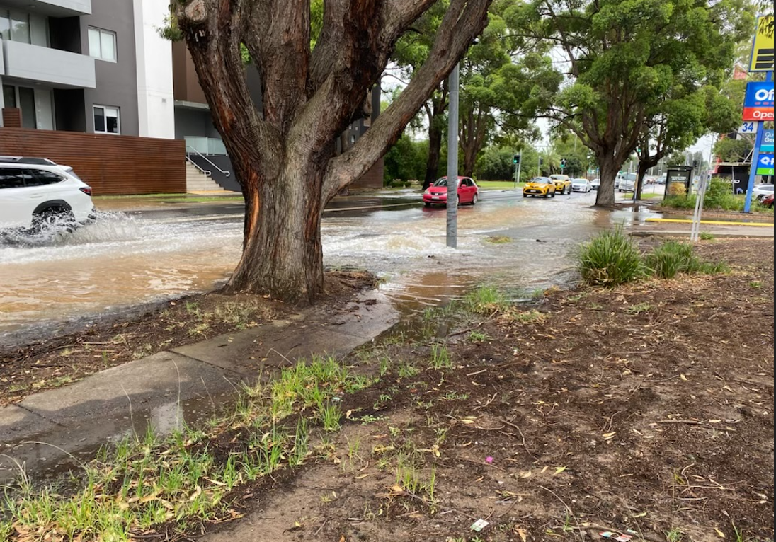 Burst water main turns Queen Street into fast flowing creek